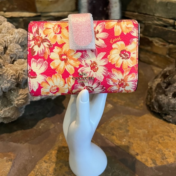 Coach | Bags | Coach Medium Corner Zip Wallet With Vintage Daisy Script ...